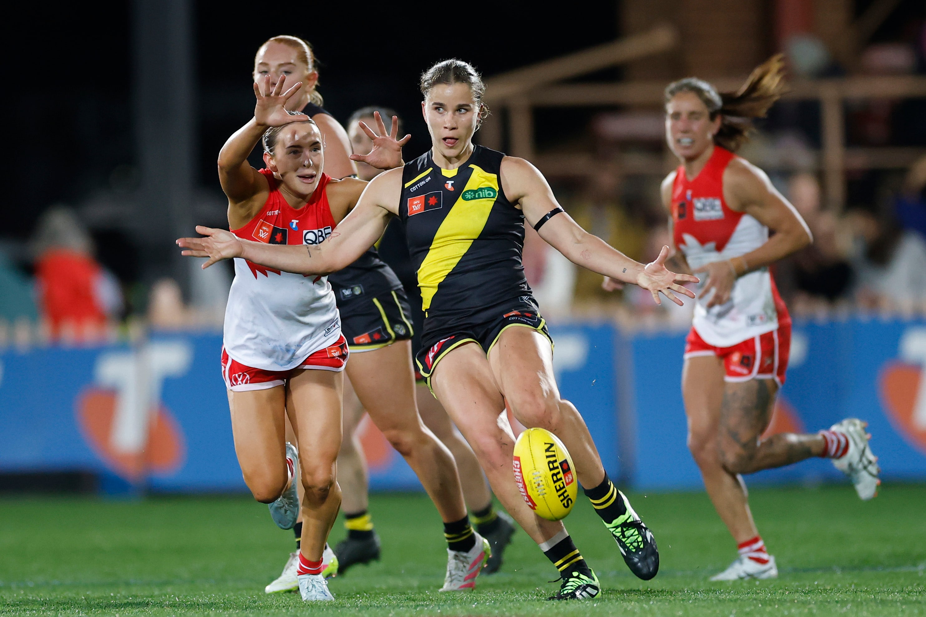 Tigers eye “multifaceted midfield”