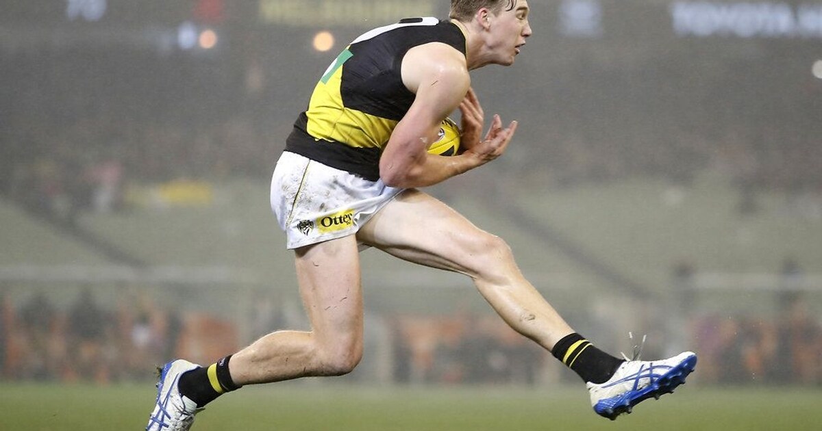 Round 20: Lynch kicks his 300th goal