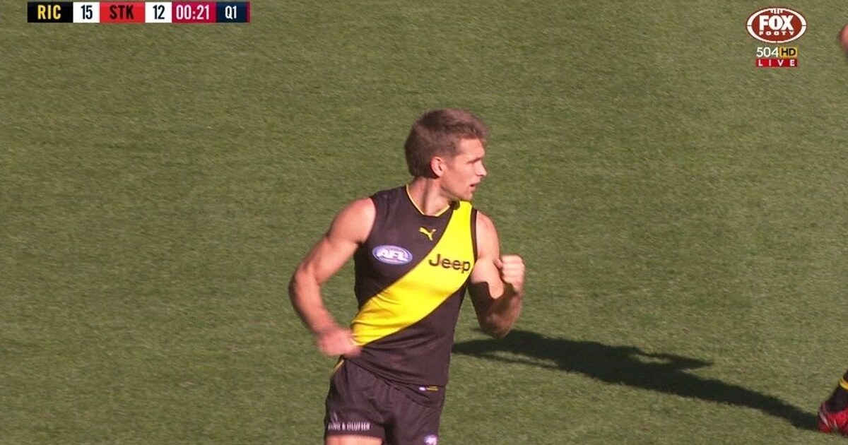 Round 10: Edwards no-look handball to Butler