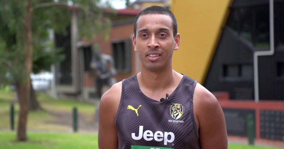 Eggmolesse-Smith signs on