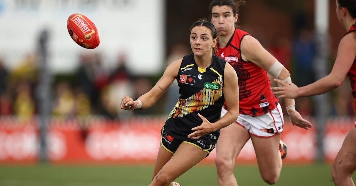 AFLW R4: Conti scores a stunning goal in heavy rain