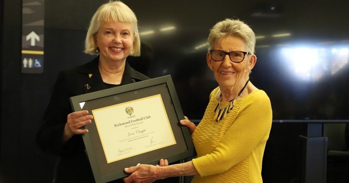 Joan Chapple receives the Alice Wills award