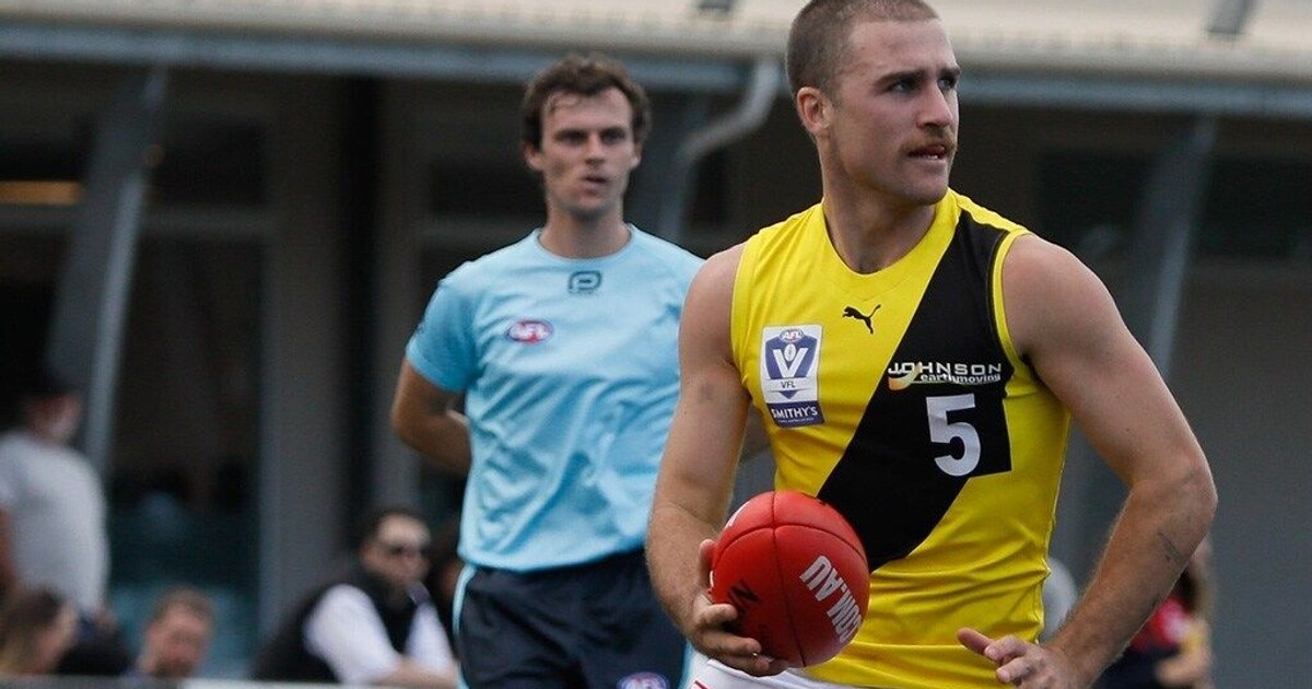 VFL R5: Ross turns his opponent to get a goal of his own