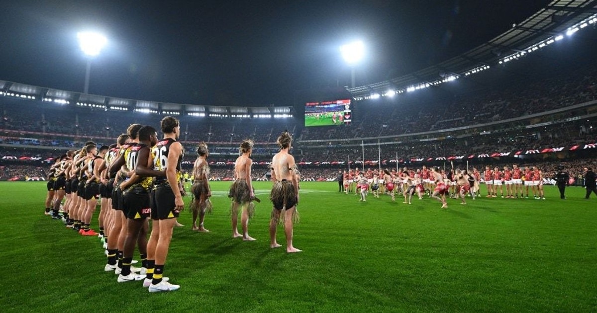 Round 11: Moving Dreamtime performance captivates MCG