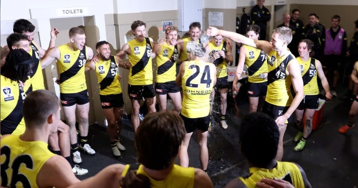 VFL Round 14: Team Song